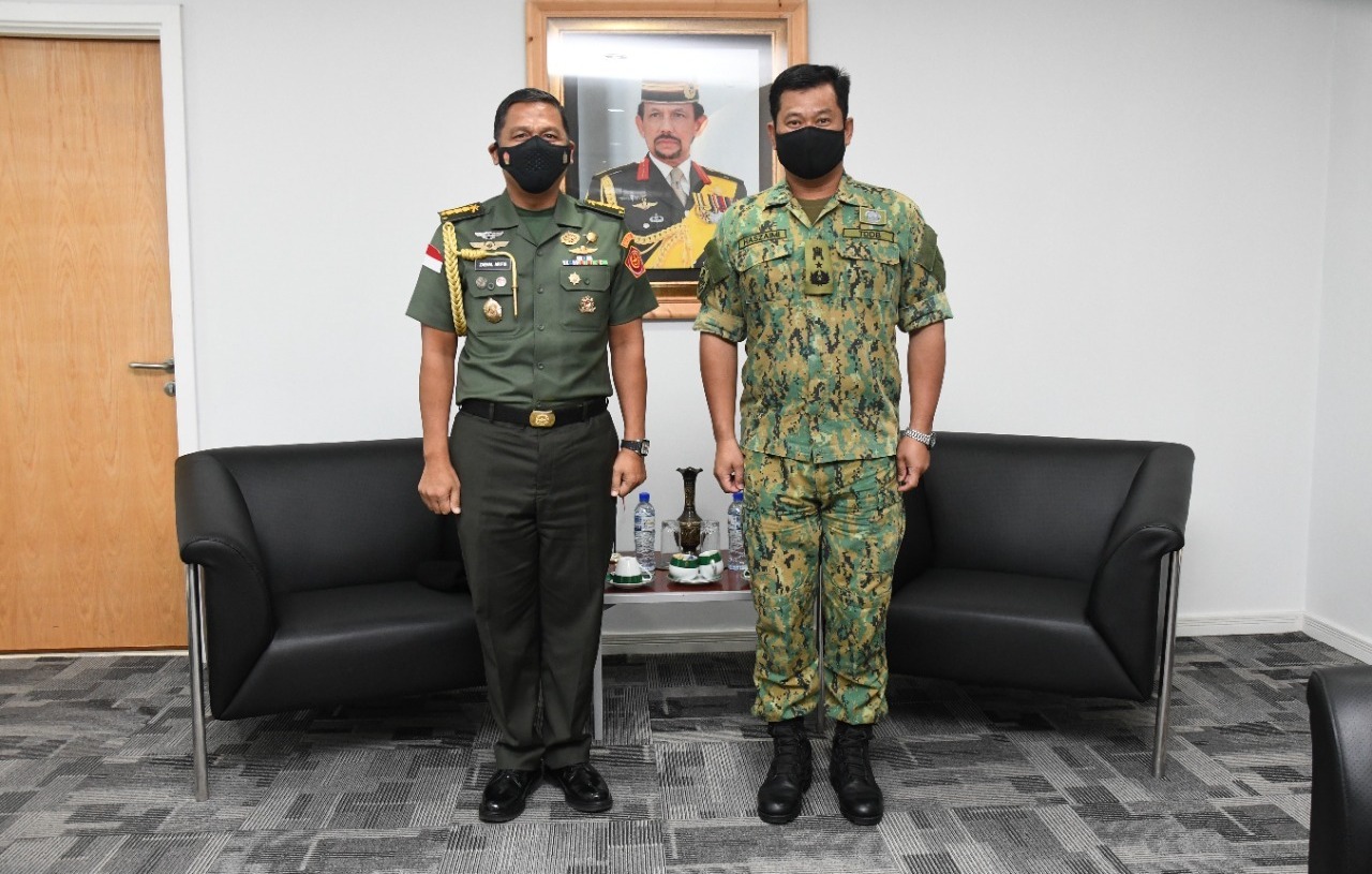 News Headlines - COMMANDER OF ROYAL BRUNEI LAND FORCE RECEIVES...