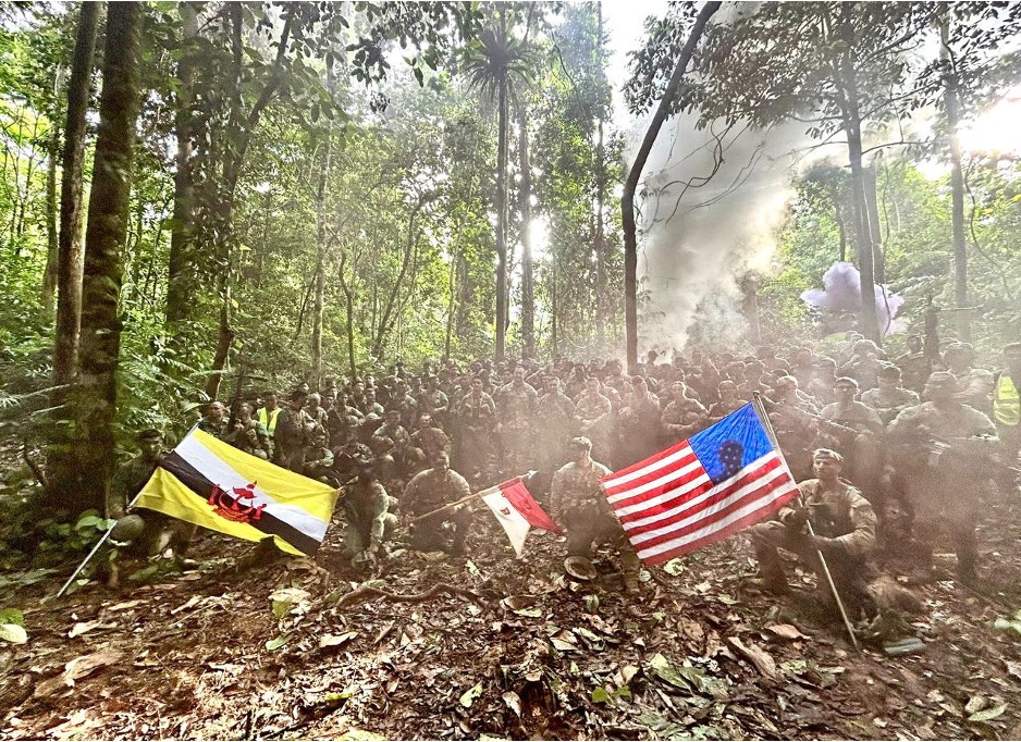 News Headlines - COMMANDER OF ROYAL BRUNEI LAND FORCE VISITS...